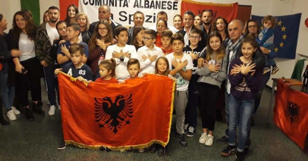 VIDEO/ La Spezia flet shqip! Hapet shkolla e parë në gjuhë shqipe! - PO.al