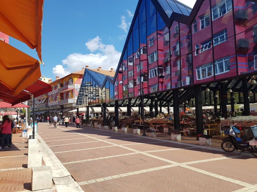 Pazari i Ri në Tiranë - Një nga 10 arkitekturat e reja më të mira në ...